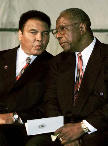 MUHAMMAD ALI AND HENRY AARON SIT AT WHITE HOUSE MEDAL CEREMONY – The ...